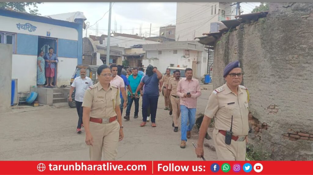 Dhule Crime News : दहशत पसरविणाऱ्या तिघांची पोलिसांनी काढली धिंड ...